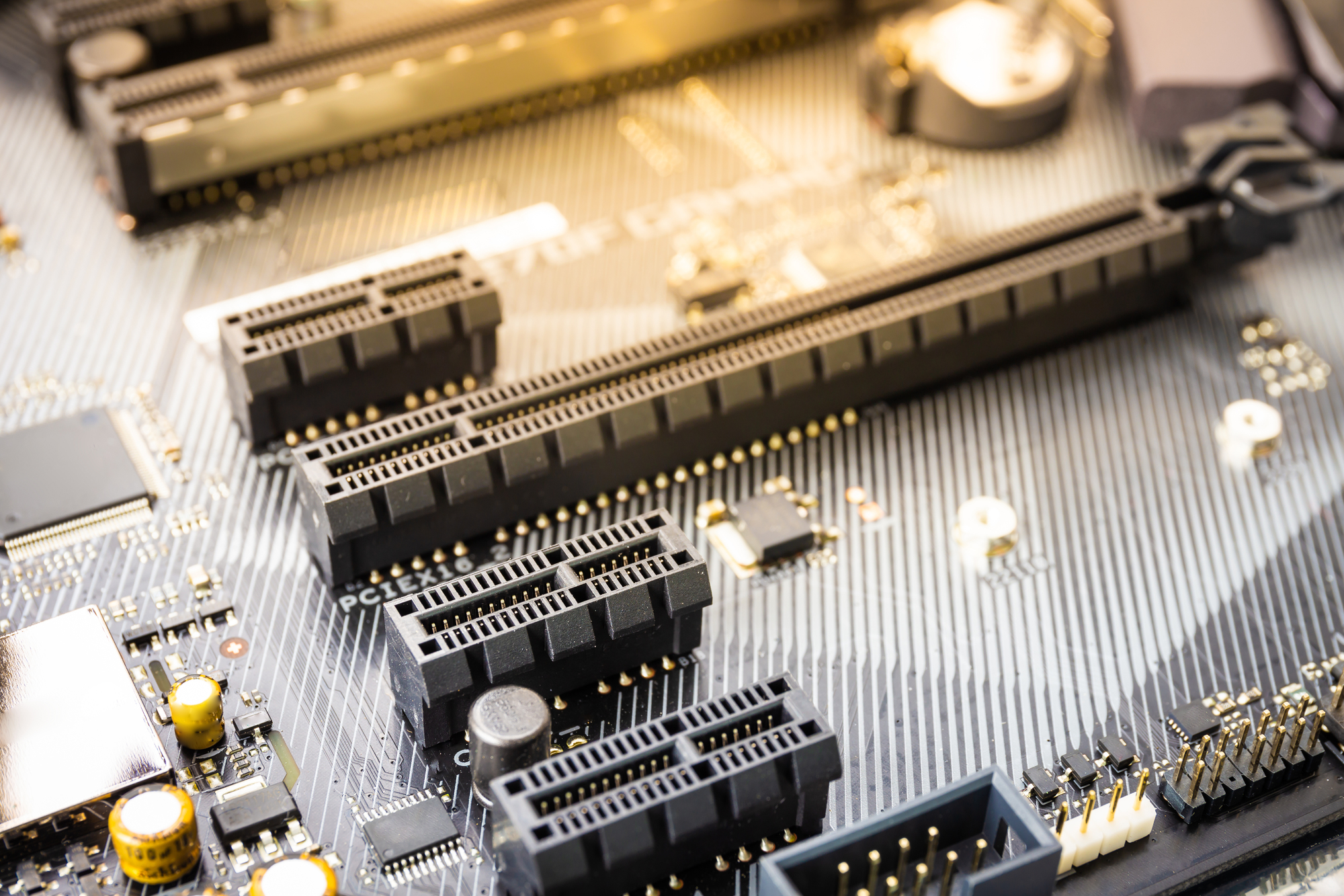 PCI-eとは？ 規格の種類やPCI-e接続のSSDの特長をご紹介 | データ復旧の基礎知識コラム | Logitec データ復旧技術センター